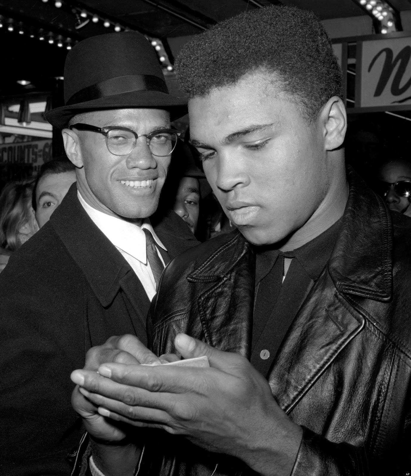 14 Interesting Vintage Photographs of Muhammad Ali Hanging Out With His ...
