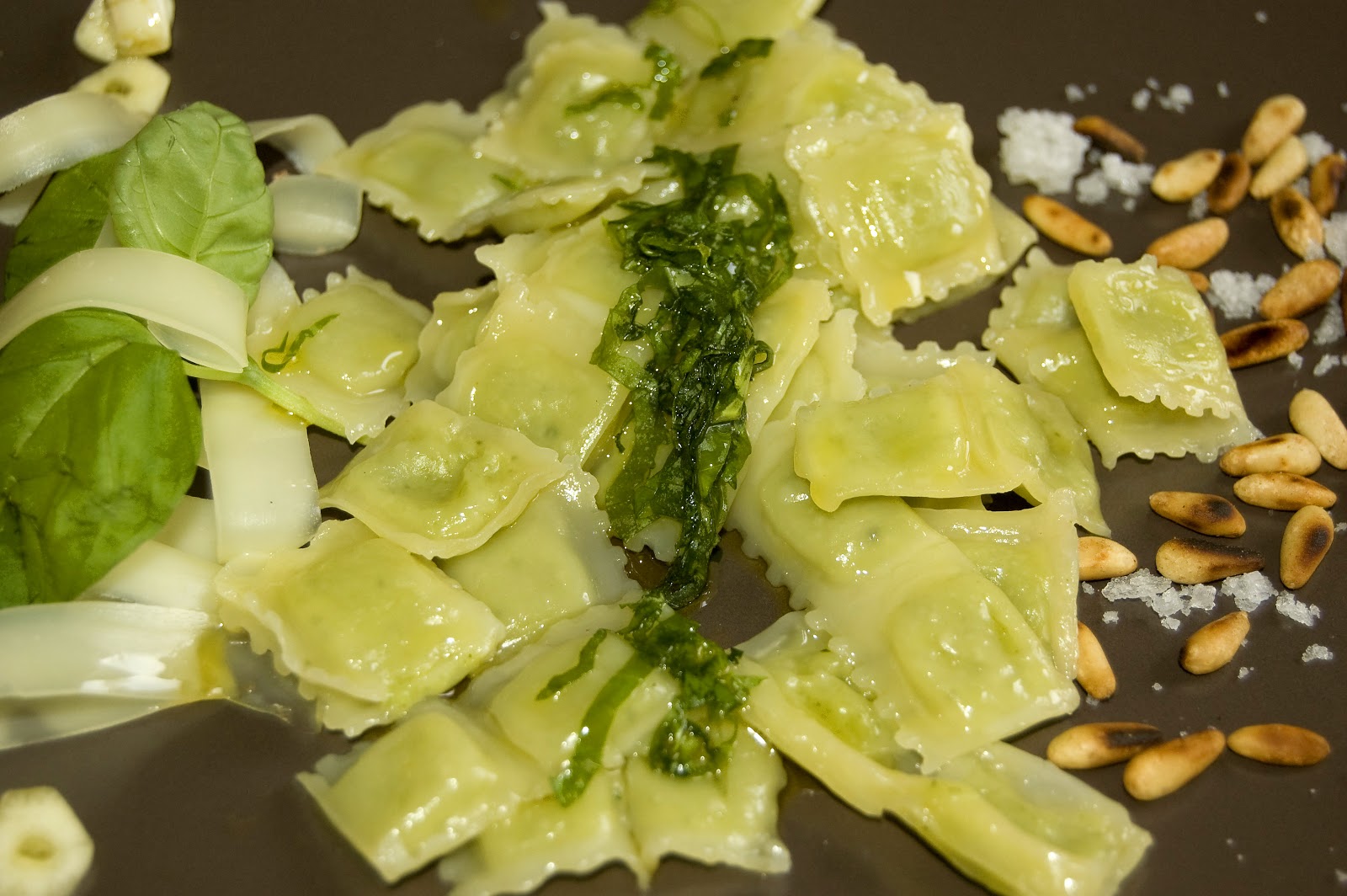 un demi siècle de recettes: Ravioles du dauphiné, sauce au basilc.