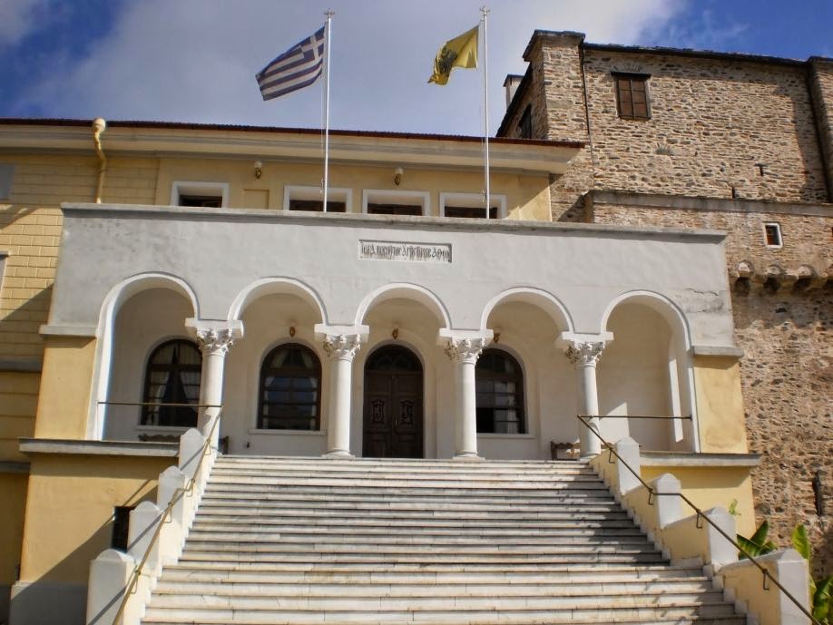 Η Σκέπη του Παππού "Αγιος Θεράπων": Πυρά από την Ιερά Κοινότητα του Αγ ...