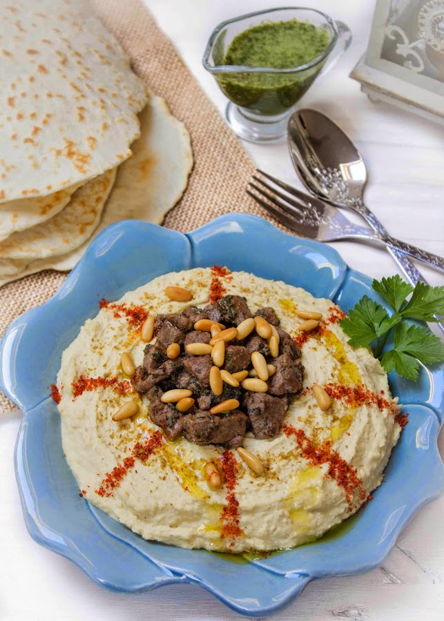 Hummus con carne y pan rápido de yogur | Cocina