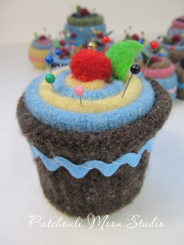 Patchouli Moon Studio: Wool Felt Cupcake Pincushions