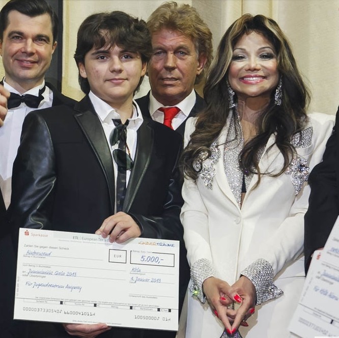 Prince participa de gala beneficente (04/01) - Prince, Paris e Bigi Brasil