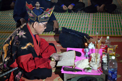 vanhoavietnam: Bảo tồn chữ Nôm của dân tộc Tày tỉnh Bắc Kạn (Thu Trang)