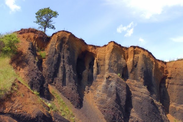 Cariera de zgura de la Racos - "canionul rosu" din Judetul Brasov ...