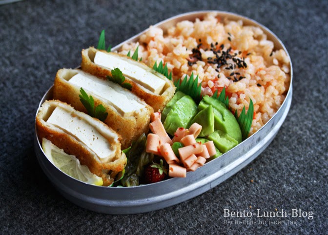 Bento Lunch Blog: Bento #157: Panierter Sesam-Tofu, Tomatereis und Avocado