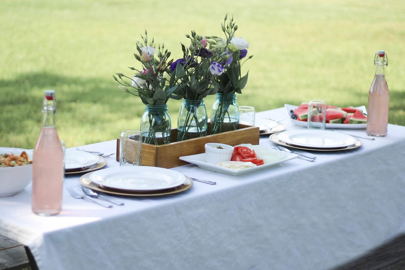 STYLED SUMMER PICNIC TABLESCAPE + ESSENTIALS | A Classy Fashionista
