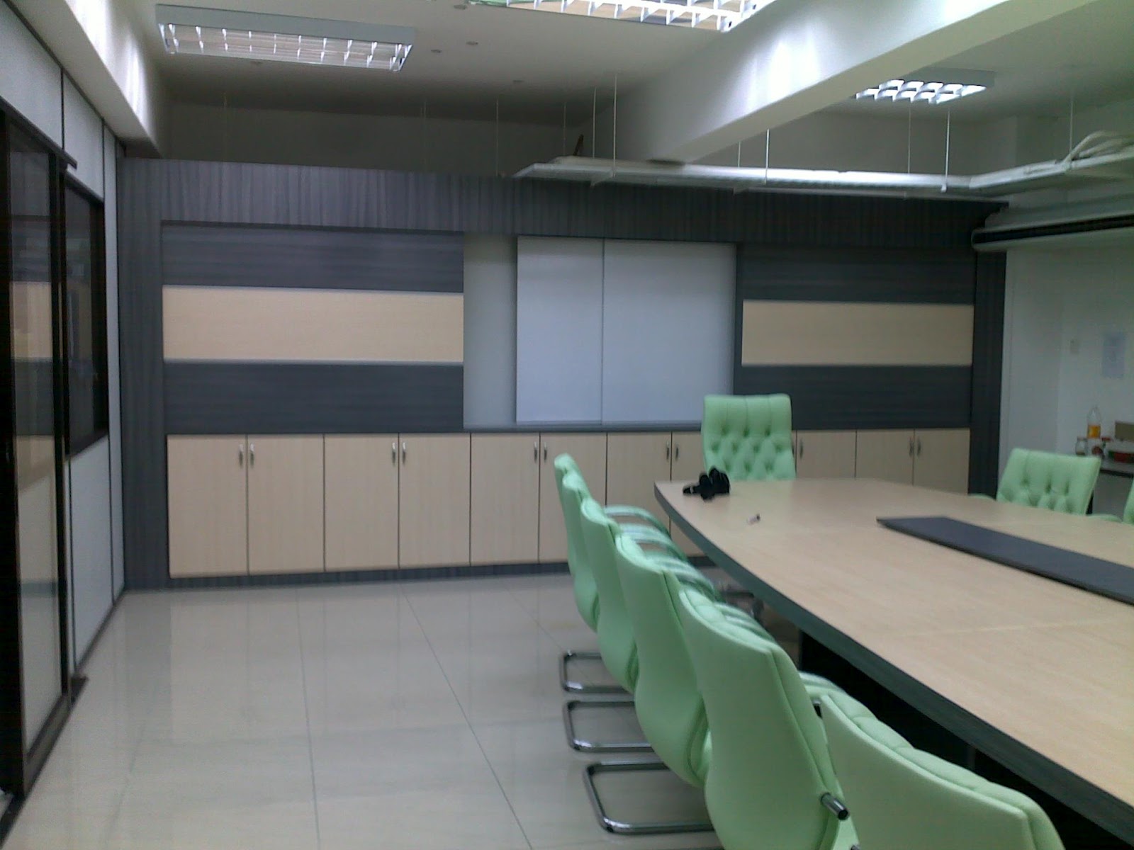 sritriana companies: kabinet dan meja bilik mesyuarat