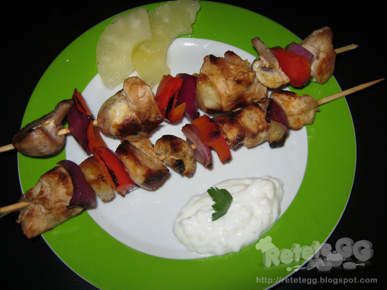 Retete gustoase si garnisite: Frigarui de pui cu ananas