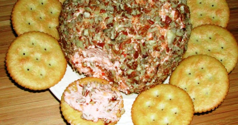 The Iowa Housewife: Holiday Cheese Ball