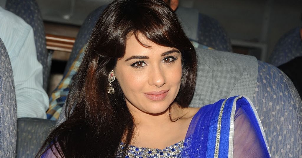 Mandy Takhar Wiki, Biography, Dob, Age, Height, Weight, Affairs and More