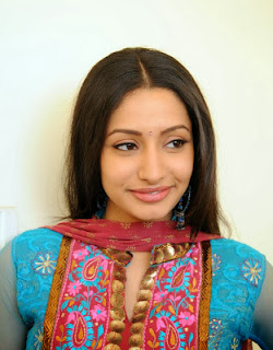 Anita Galler Candid Photoshoot HQ Pics At 'Maro Charitra' Telugu Movie ...