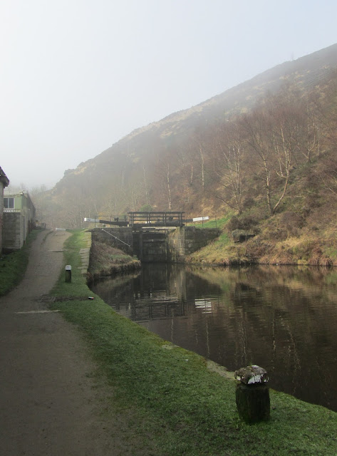 Little Sealed Packages: Tod walk 1 : Along the Rochdale Canal