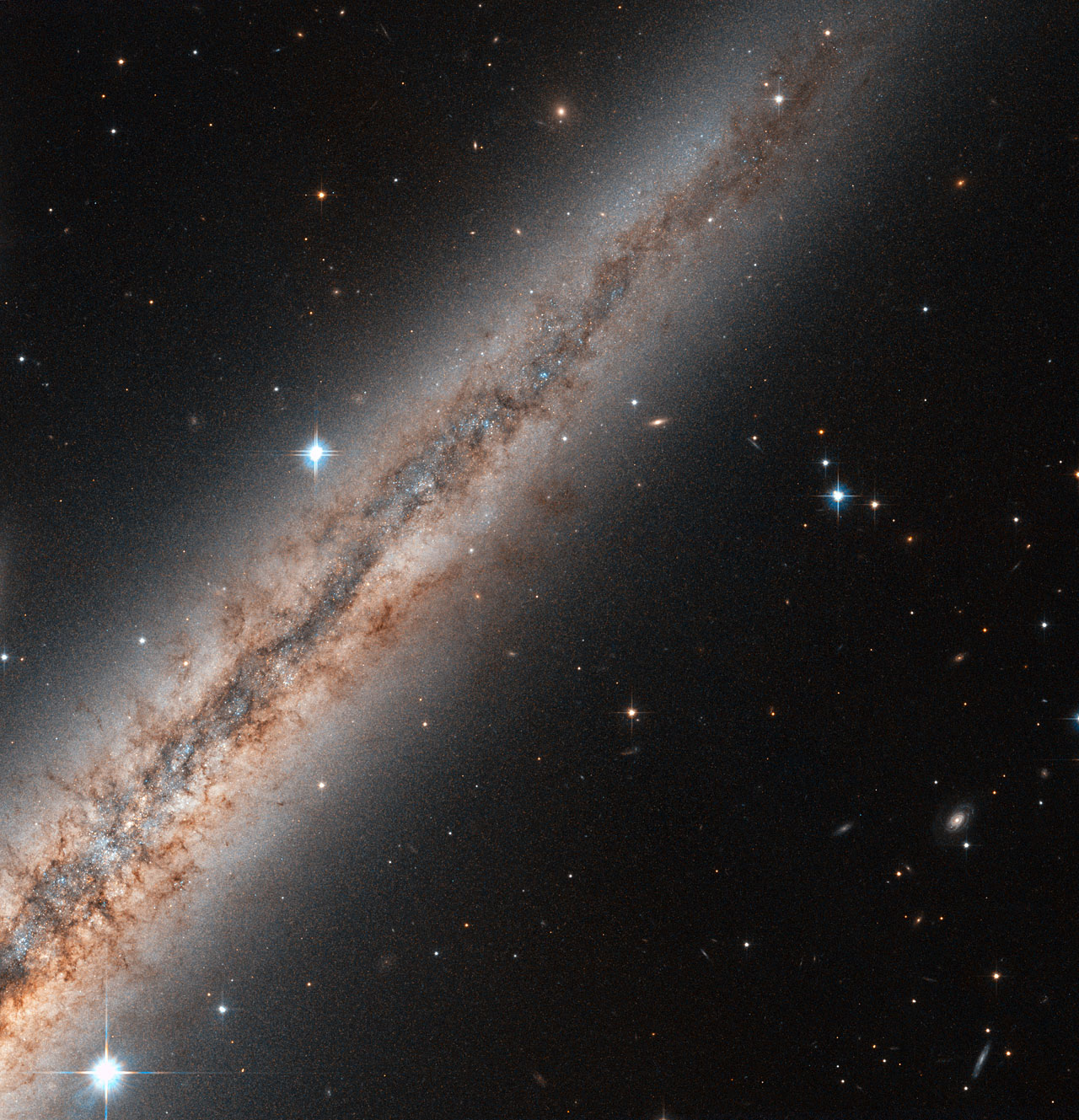 GACS: Hubble estuda galáxia parecida com a via-láctea.