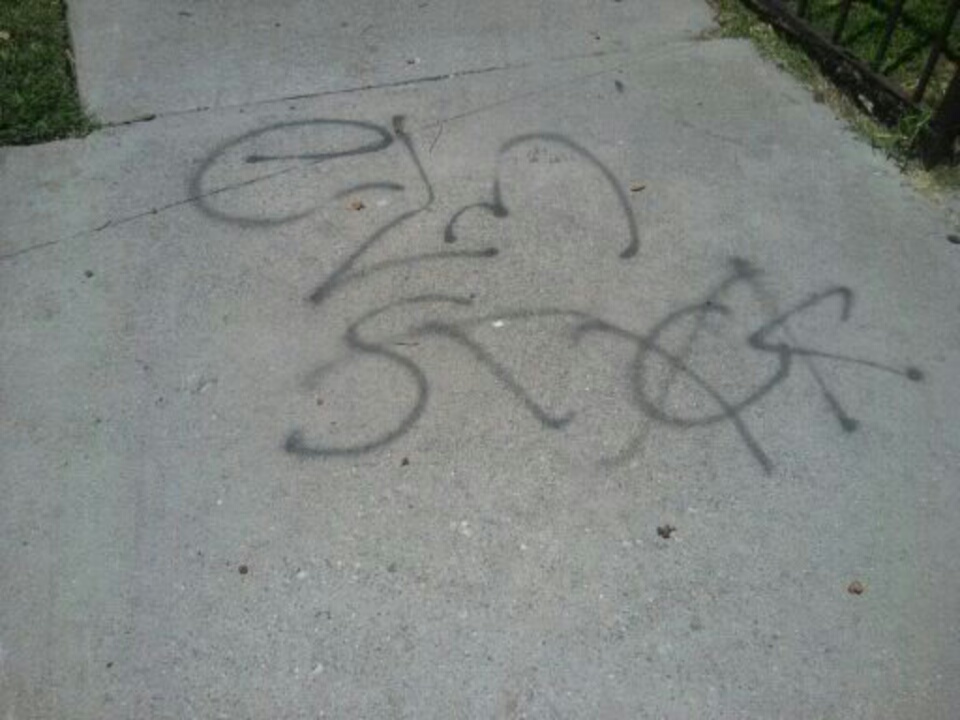 blood gangs graffiti: Elm street piru ( ESP , compton )