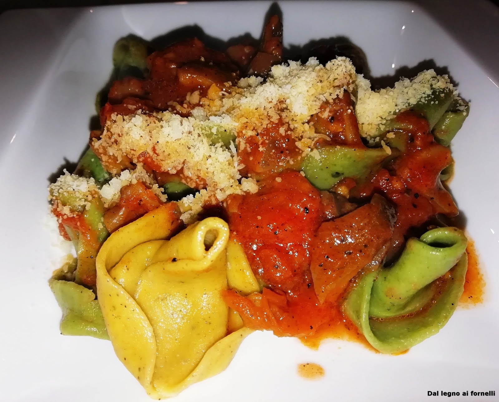 Cappellacci del brigante, di farina e cavolo nero. Conditi con funghi ...