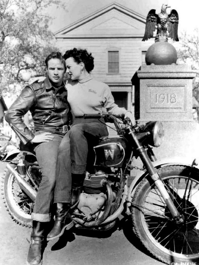 Amazing Vintage Photos of Marlon Brando Posing With His Own 650cc ...