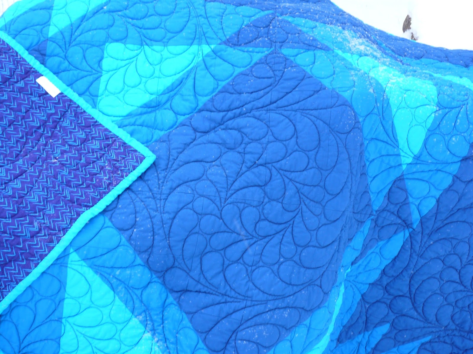 Heide's Quilty Hugs: Wayward transparency quilt along finish.