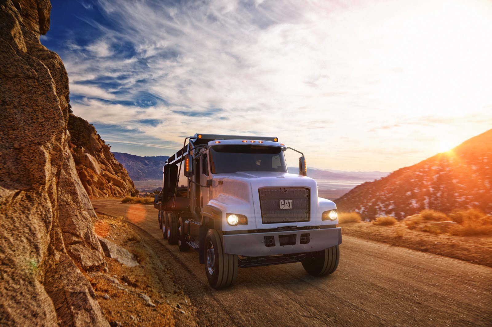 DIECIOCHO RUEDAS: CATERPILLAR CT 681 EL NUEVO VOCACIONAL CON EJE ADELANTADO