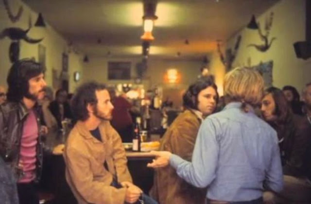 30 Rare Behind the Scenes Photographs From the Morrison Hotel's Album ...