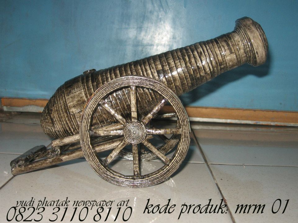 MINIATUR MERIAM KUNO DARI KORAN BEKAS