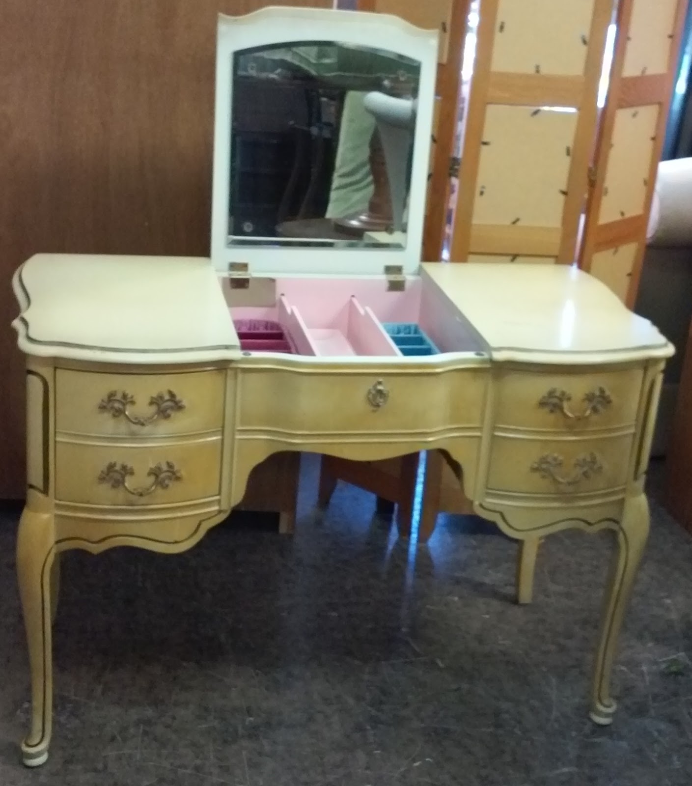 UHURU FURNITURE & COLLECTIBLES: SOLD Bassett French Provincial Vanity ...