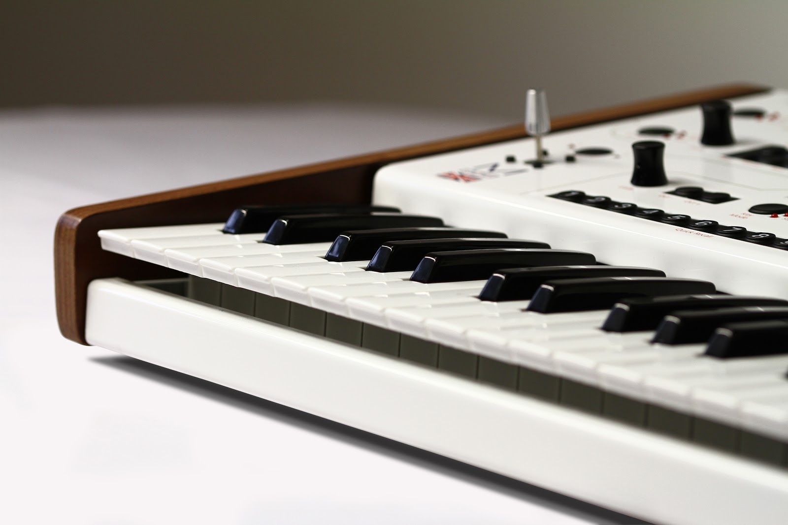 MATRIXSYNTH: First Look at the New Modulus Synthesizer Keyboard - Video ...