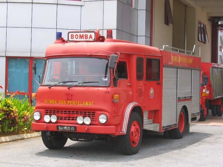 GAMBAR KERETA BOMBA LAMA