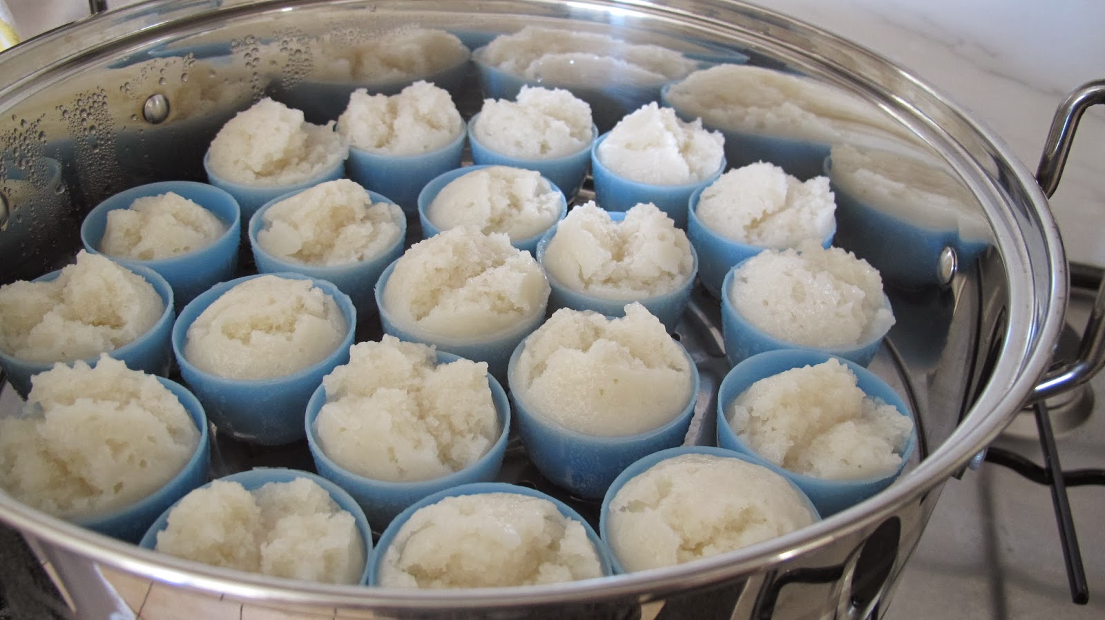 Kreasi Dapur Iis Sukendar: Apem Kukus Mekar dan Lembut