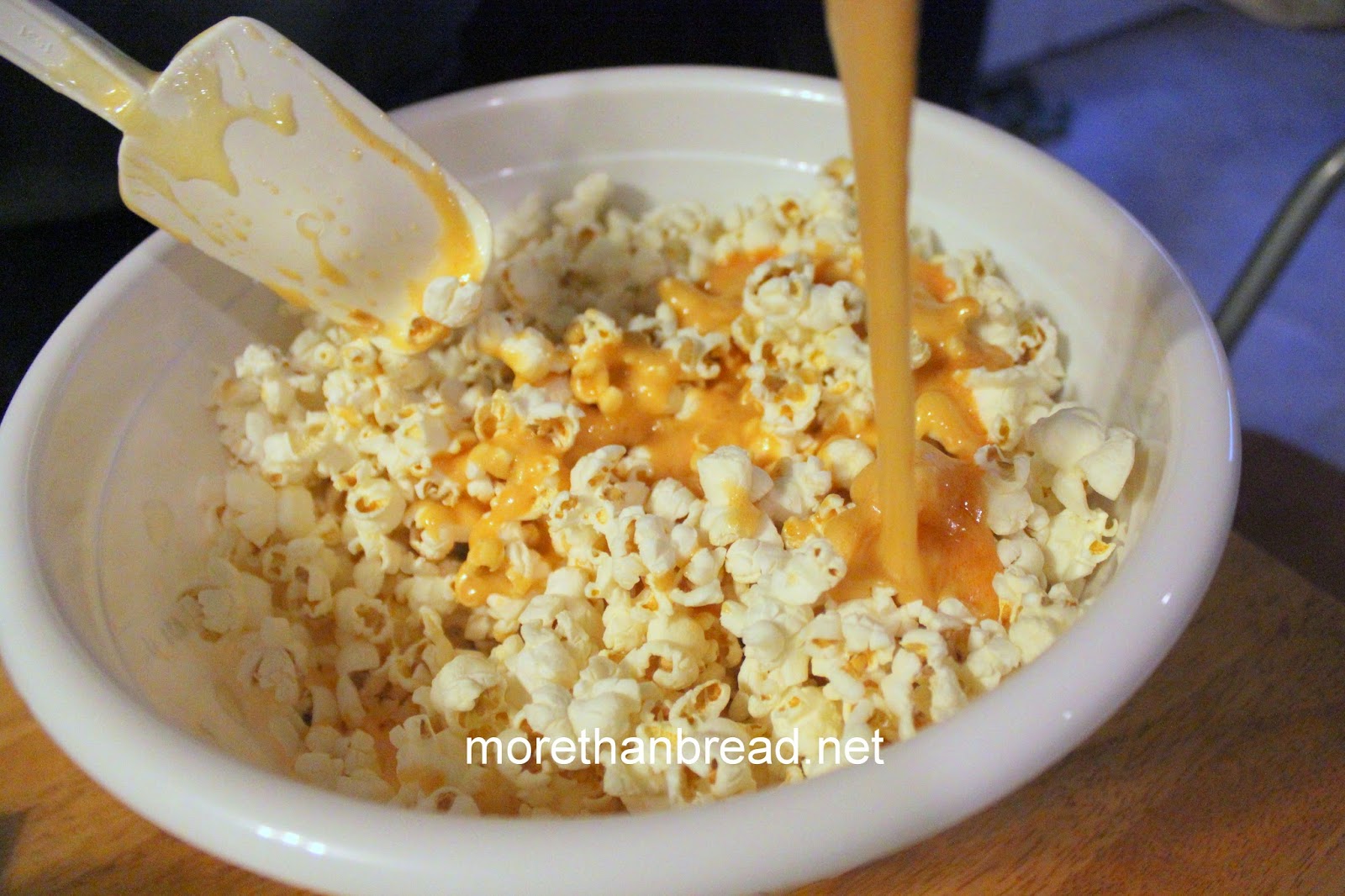 More Than Bread: Sriracha Honey Popcorn 是拉差爆谷