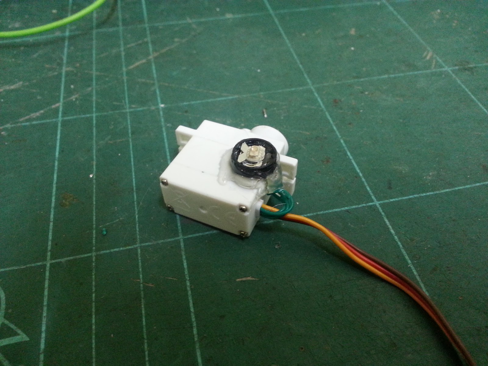 Kaysee RC World: How To - Servo 360 Mod