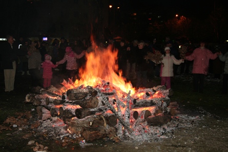 Macedonia tourism & culture news: Macedonians Celebrate Badnik