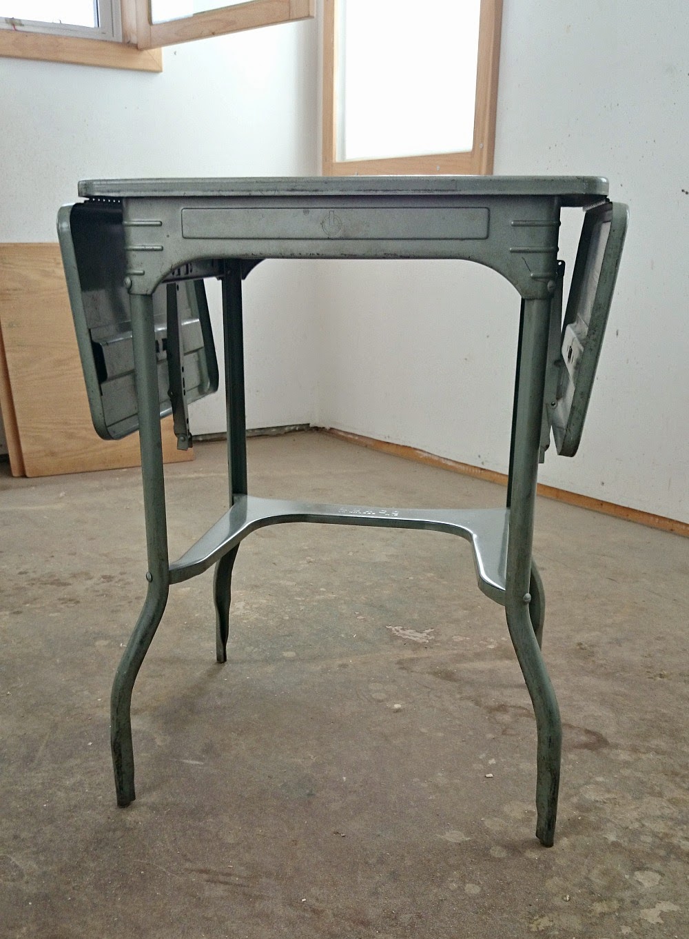 Vintage Typewriter Table Makeover | Rust-Oleum Universal Metallic in ...