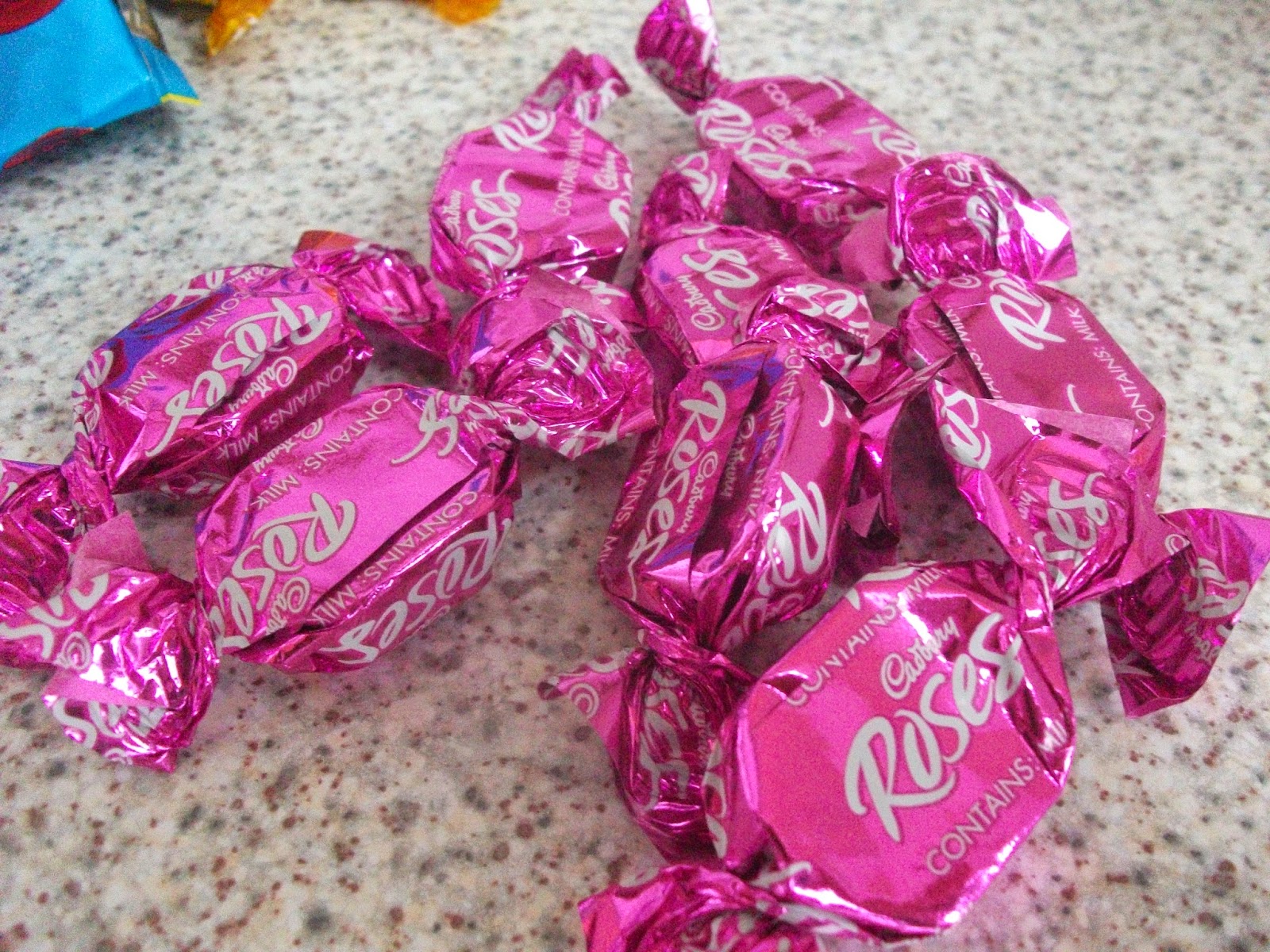 Cadbury Roses Favourites Bags: Golden Barrel & Strawberry Dream ...
