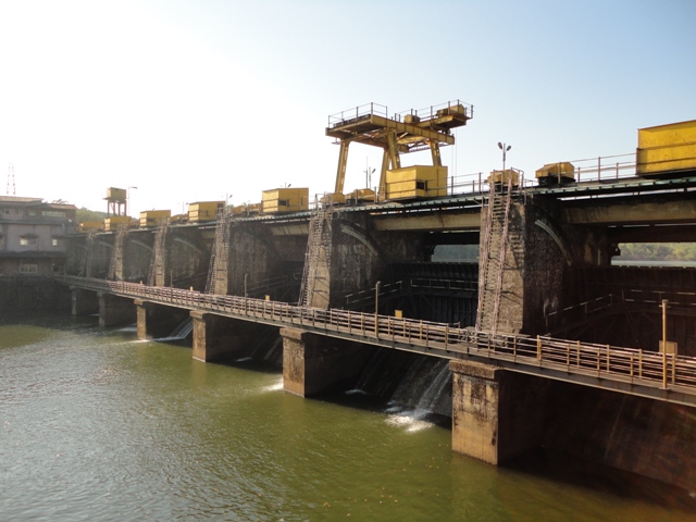 As I Explore .....: Tilari Dam, Dodamarg
