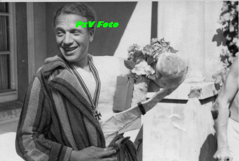 NAZI JERMAN: Foto Upacara Penyerahan Medali di Rumah Sakit