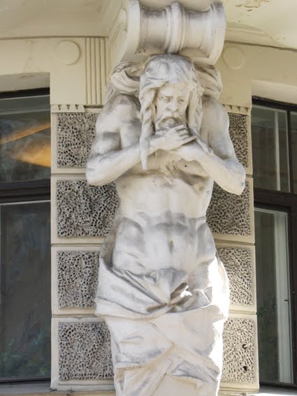 Hurmioitunut: Karyatidi ja atlantti