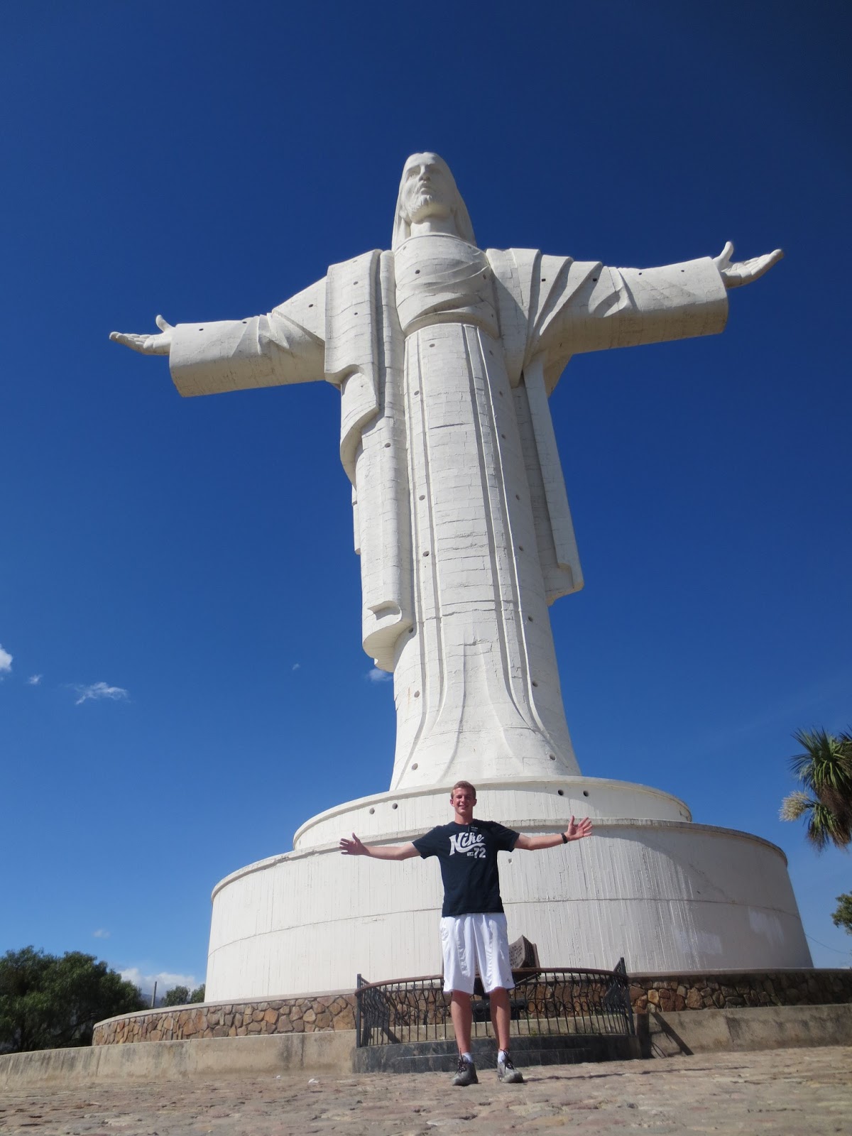 Elder Tyler Grigor : Hike up to Cristo de la Concordia.