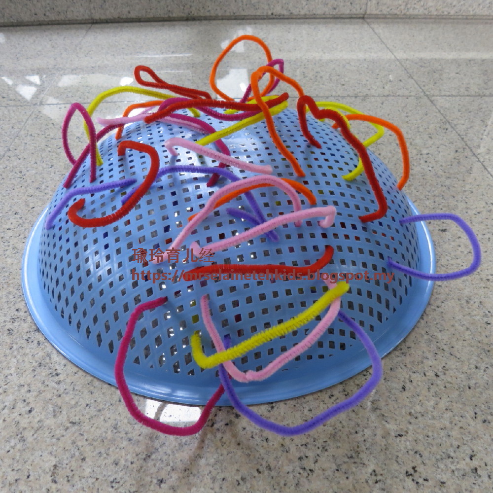 瑜玲育儿经 (Elaine Teh): Pipe Cleaners in a Colander 毛毛条与篮子