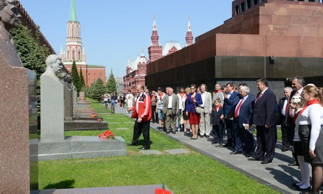 ΕΞΩ ΦΡΕΝΩΝ ΟΙ ΚΟΜΜΟΥΝΙΣΤΕΣ ΤΗΣ ΡΩΣΙΑΣ ΓΙΑΤΙ Ο ΑΡΧΗΓΟΣ ΤΟΥΣ ΠΗΓΕ ΜΕ ...