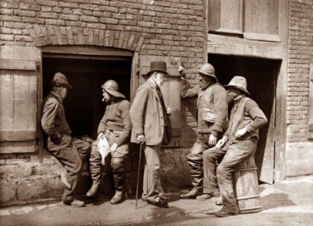 30 Vintage Photographs of Fisher People Around the Small North ...