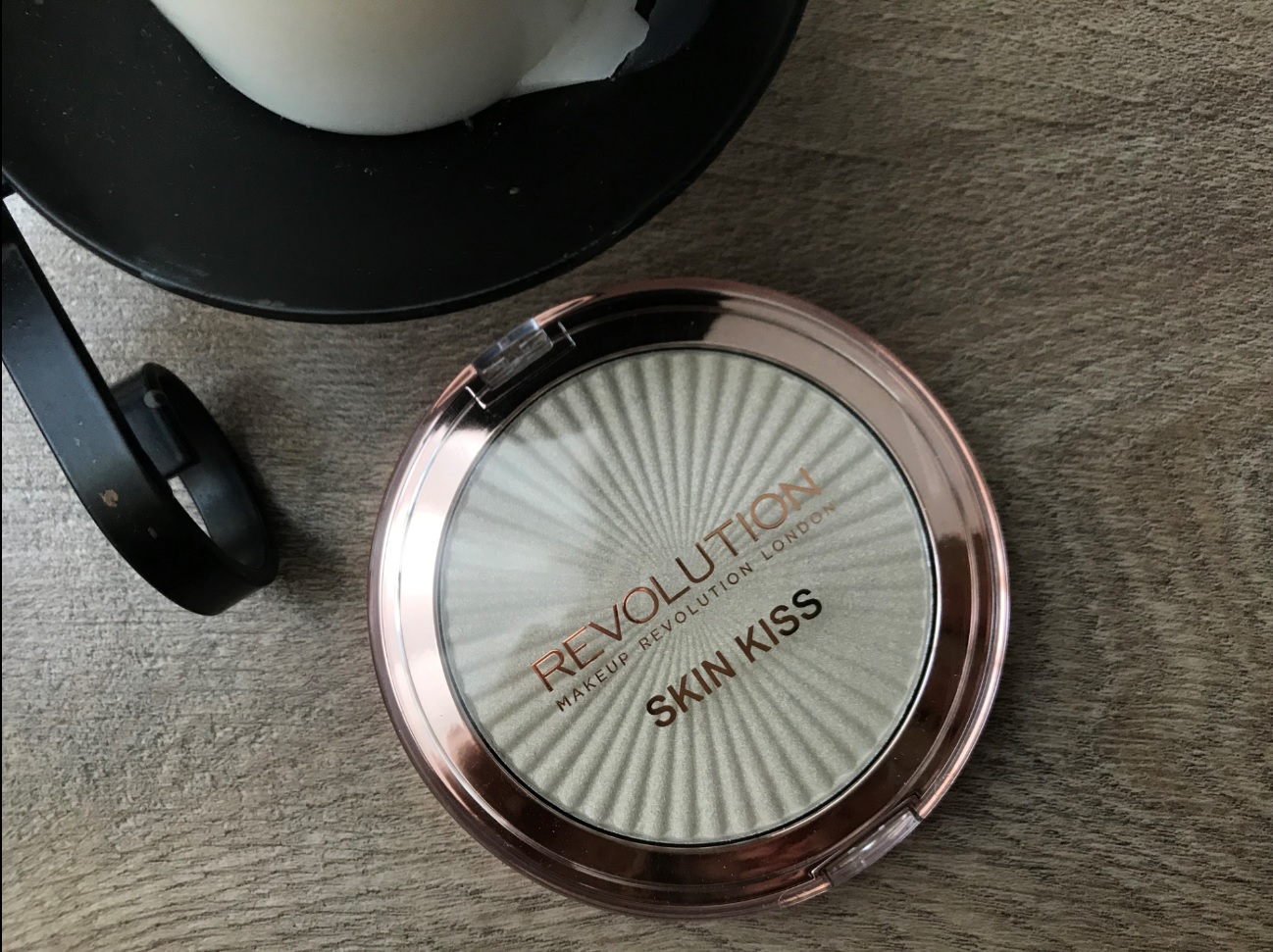 Makeup Revolution Skin Kiss Aydınlatıcı - Ice Kiss - MakyajlıKuş Blog