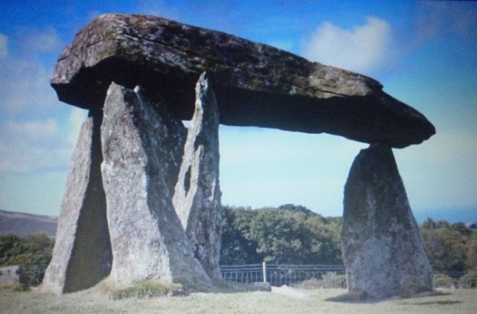 LUIS TRIMANO - Arte Gráfica: MONUMENTOS MEGALÍTICOS