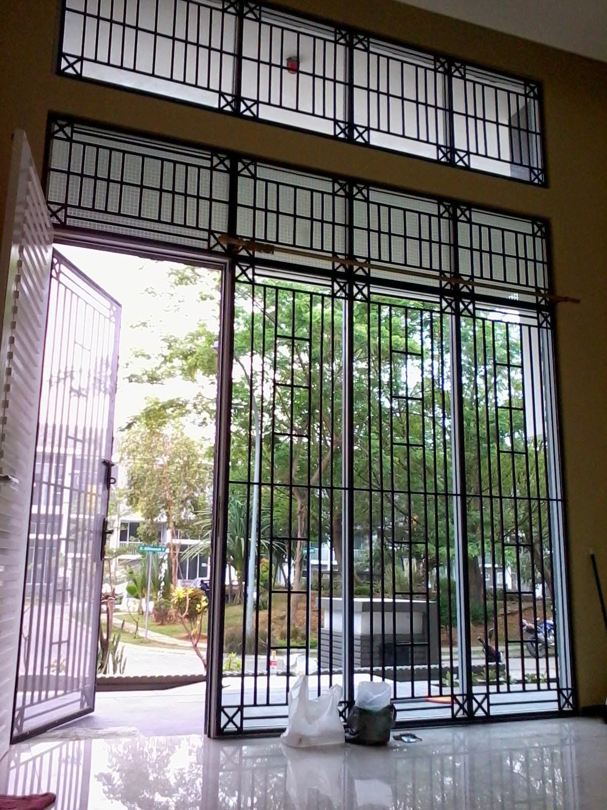 Desain tralis besi pada pintu utama rumah minimalis mewah - Inspirasi ...