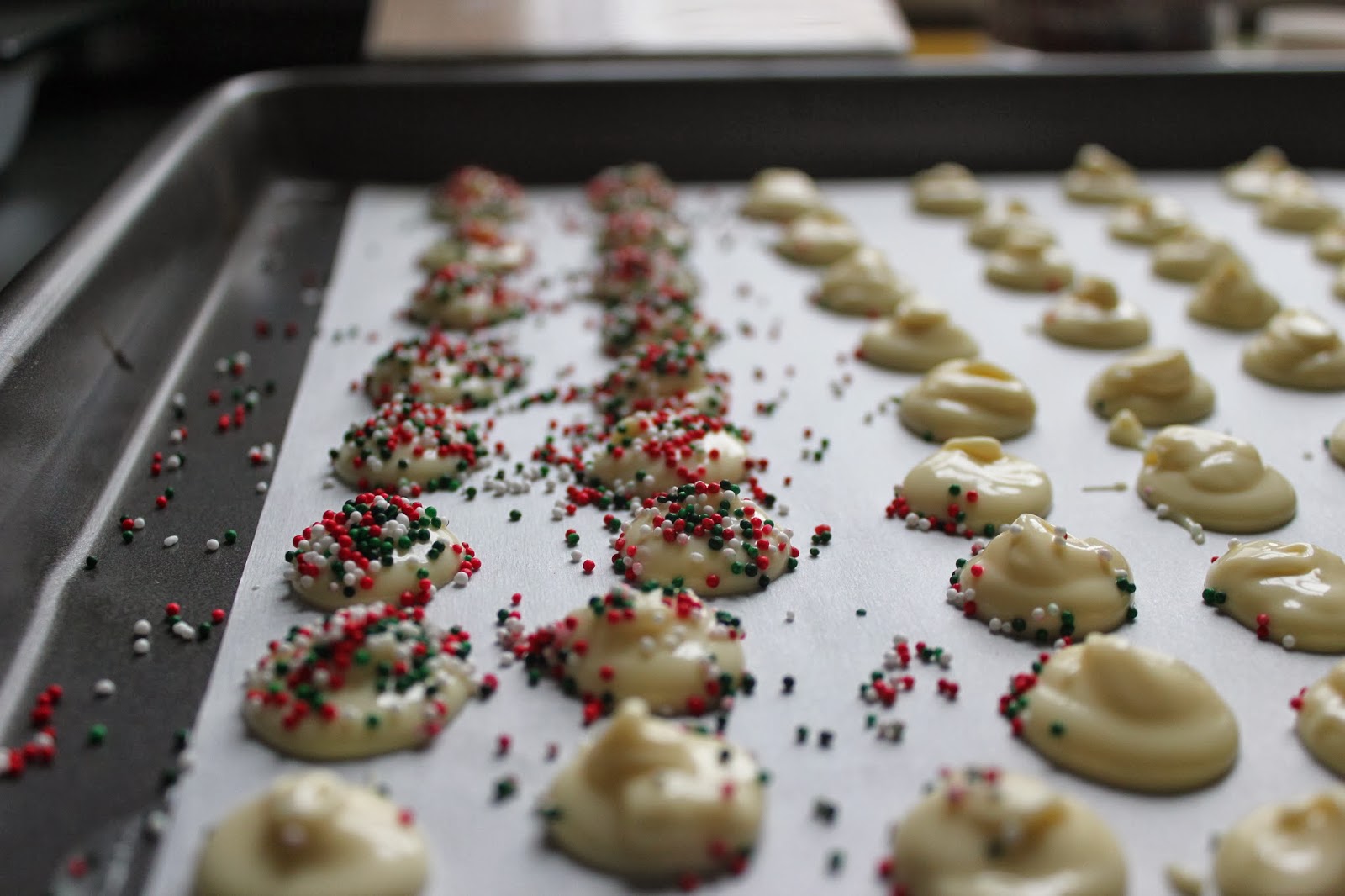 Delicious Dishings: Homemade Christmas Nonpareils