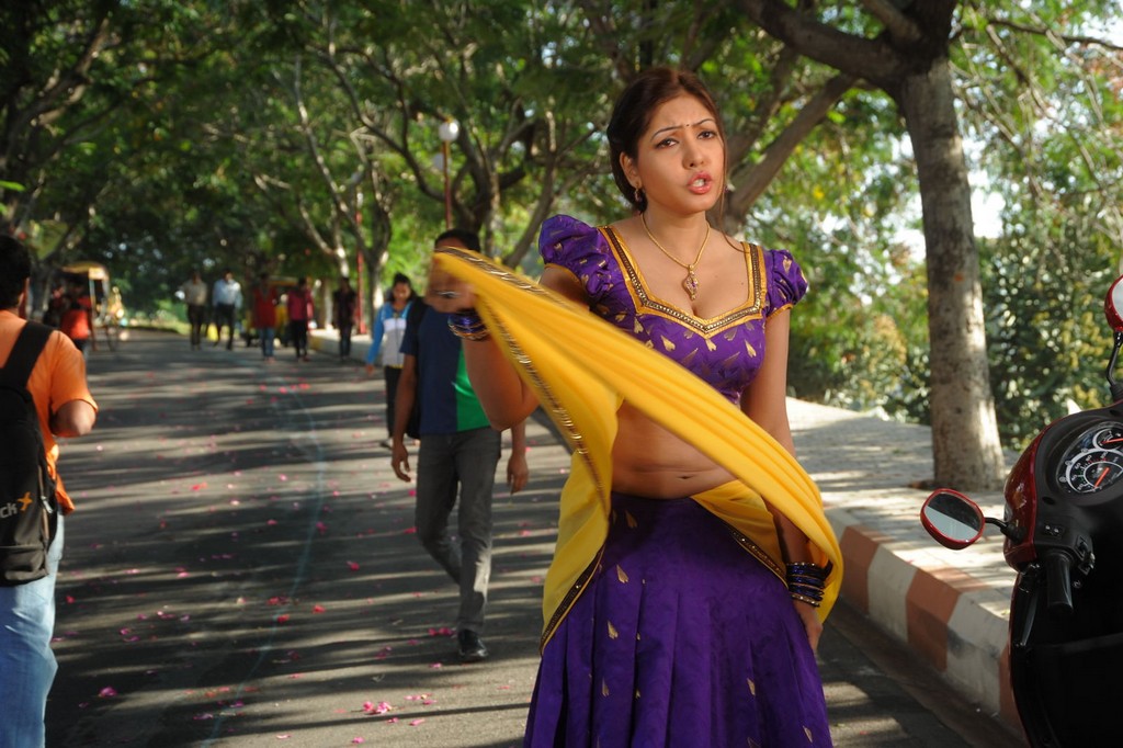 Komal Jha Hot Saree Removal Photos - Hot Blog Photos