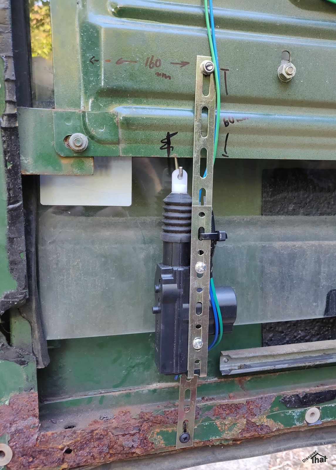 DiscoverThat - Journal: Fitting Defender central door locking