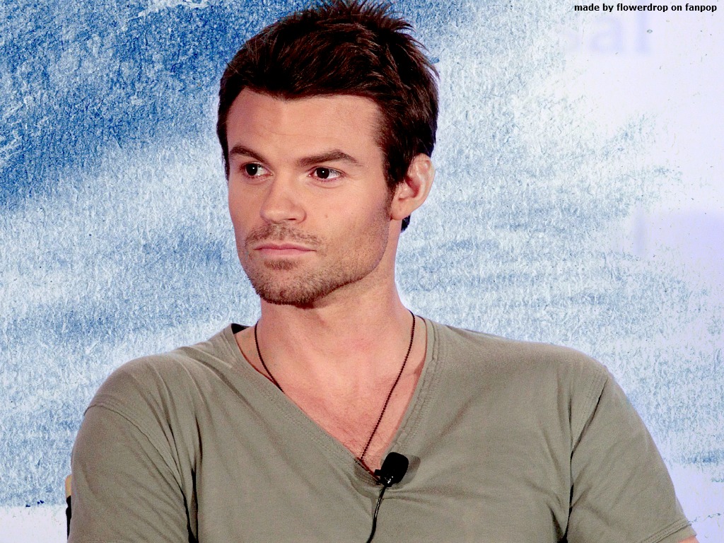 THE VAMPIRE DIARIES - Daniel Gillies intervistato da due adorabili fans ...