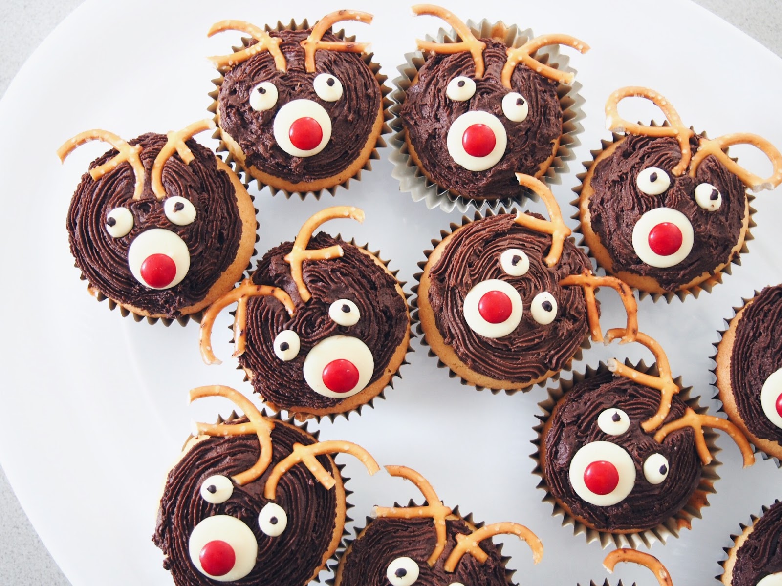 Easy Rudolph the Reindeer Christmas Cupcakes | Yellow Dandy