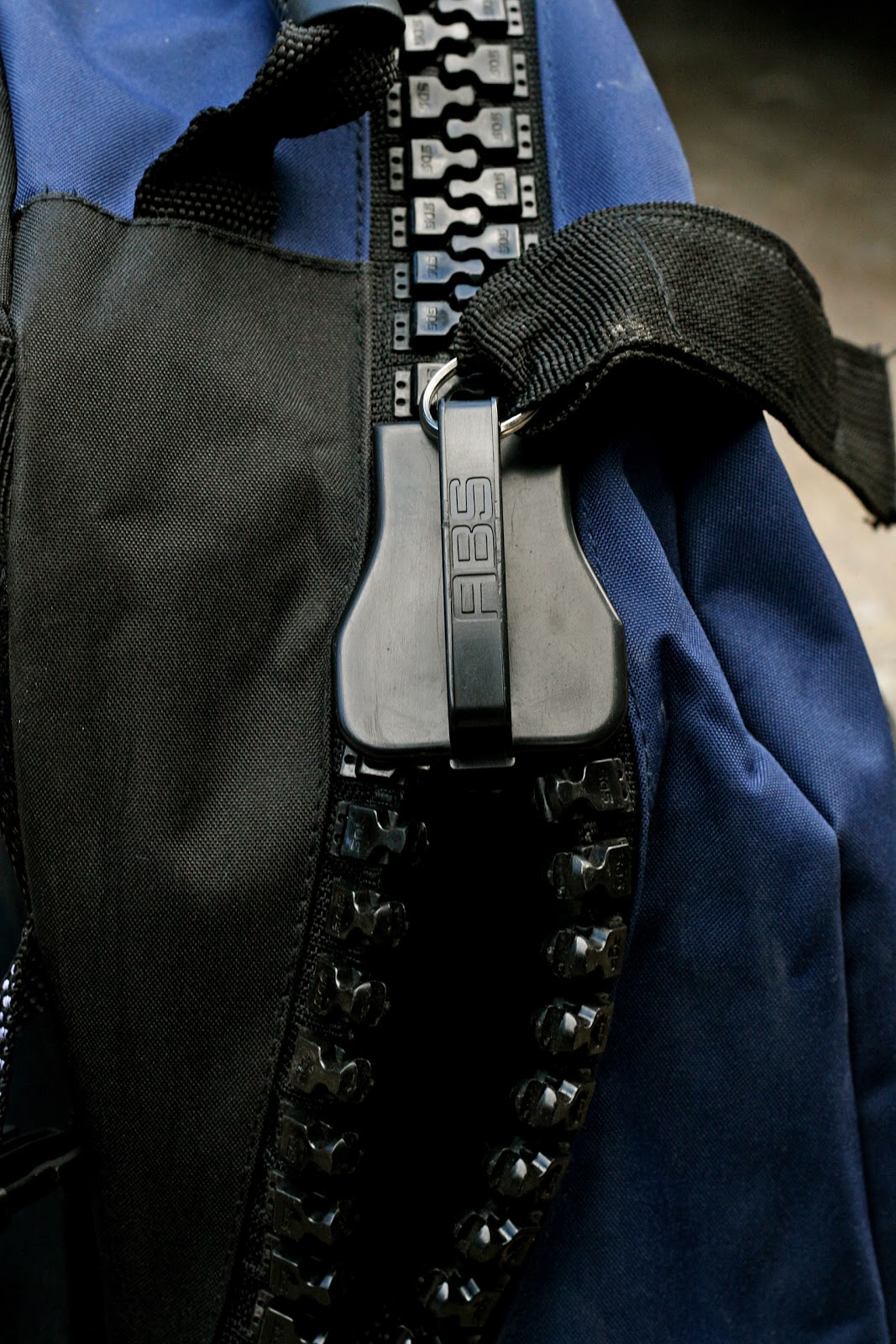 Log Cabin Sewing Studio: One BIG Zipper