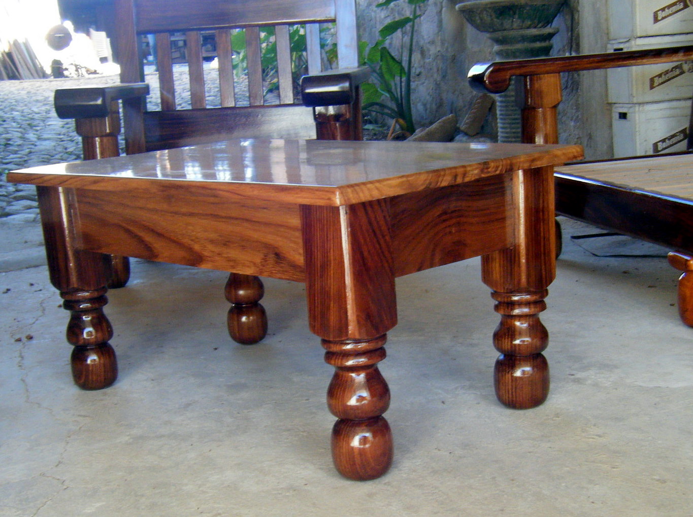 MUEBLE DE SALA TIPO COLONIAL EN MADERA DE HUANACAXTLE.